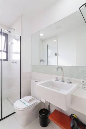 Estúdio Cidade | Casa de banho | Um polibã, um secador de cabelo, toalhas fornecidas, sabão 