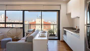 Design Apartment 76 | Cozinha privada | Um frigorífico, um micro-ondas, uma máquina de café expresso