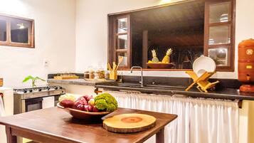 Casa Premium | Cozinha privada | Um frigorífico/congelador grande, um micro-ondas, um forno