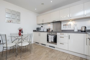 Apartamento empresarial, banheiro privativo, vista para a cidade | Cozinha privada