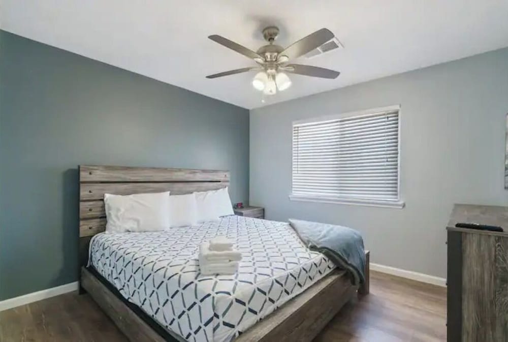 Sunset Home Abq, Modern Retreat W/3 King Beds - Albuquerque, NM