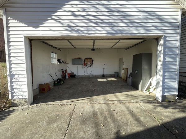 Spacious Duplex - Ground Floor, Quiet Neighborhood & Pet Friendly - University City, MO