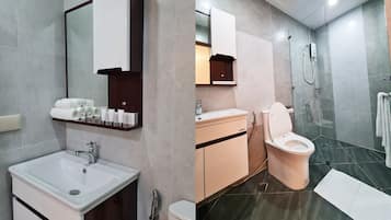 Quarto Twin Deluxe | Casa de banho | Um polibã, um chuveiro fixo, artigos de higiene pessoal grátis