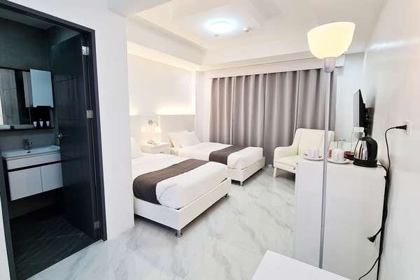 Quarto Twin Deluxe | Roupa de alta qualidade, edredões de penas, com decoração personalizada