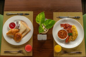 Café da manhã com buffet todos os dias (IDR 125000 por pessoa) 