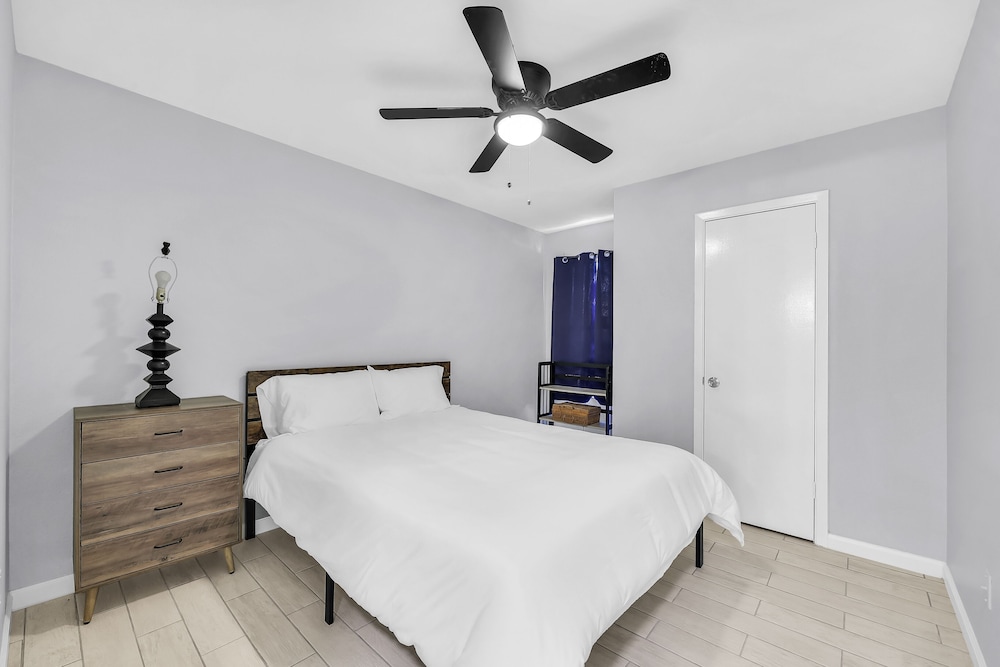 Mins From Mcallen House, Great Neighborhood! Great House! - McAllen, TX