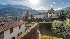 Zona residencial com vista clara para um lago e montanhas ao fundo.