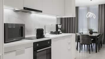 Apartamento Deluxe, 4 quartos, não fumadores, varanda | Um frigorífico/congelador grande, um micro-ondas, um forno