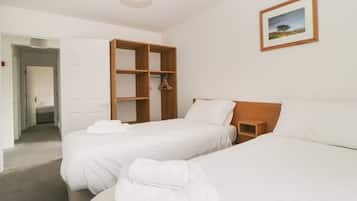 3 quartos, individualmente decorados, individualmente mobiliados