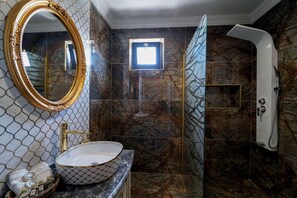 Suíte luxo | Banheiro | Chuveiro, chuveiro com efeito de chuva, secador de cabelo 