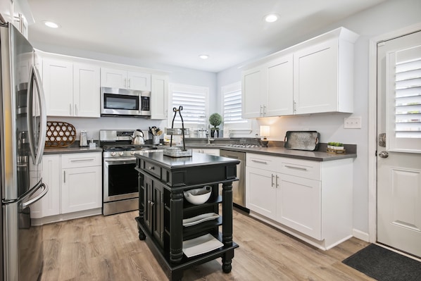 Casa, várias camas, pátio, vista para o jardim | Cozinha privada | Um frigorífico, um micro-ondas, um forno, uma placa de cozinha