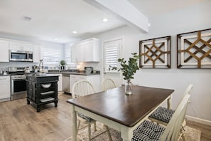 Casa, várias camas, pátio, vista para o jardim | Cozinha privada | Um frigorífico, um micro-ondas, um forno, uma placa de cozinha