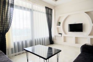 Apartamento superluxo, várias camas, banheira de imersão | Área de estar | TV LED 40 polegadas com canais via satélite, TV