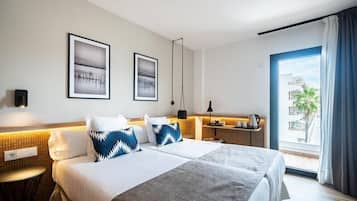 Cofres nos quartos, escrivaninha, cortinas blackout