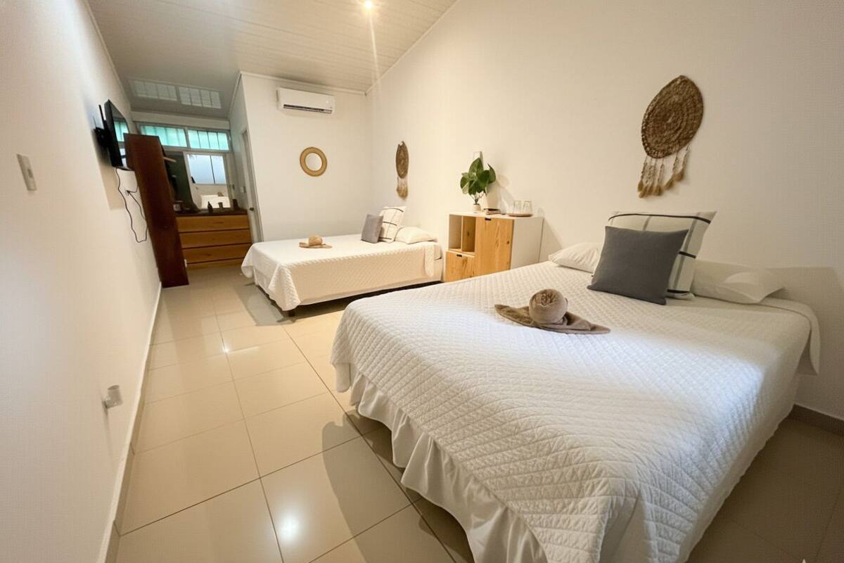 Quarto Duplo Económico | Roupa de alta qualidade, edredões de penas, camas de colchão pillowtop