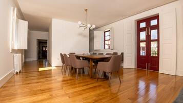 Casa de Luxo | Sala de estar | Televisor LED de 70 polegadas com canais por cabo, televisor