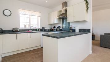 Um frigorífico, uma máquina de lavar louça, uma chaleira elétrica