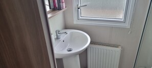 Apartamento, várias camas | Banheiro | Chuveiro, secador de cabelo