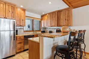 Um frigorífico, um micro-ondas, um forno, uma placa de cozinha 