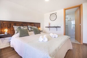 Suite Deluxe, casa de banho anexa (Chambre Luxe 4) | Com decoração personalizada, com mobília individualizada 