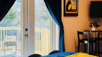 Casa romântico, várias camas, cozinha, no piso térreo | 1 quarto, espaço de trabalho para notebook, cortinas blackout
