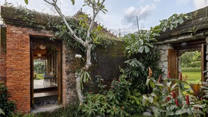Um edifício rústico de tijolo com uma porta de madeira e uma parede de pedra.