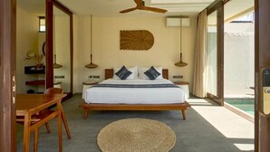 Quarto com cama, mesas de cabeceira, ventoinha no teto e vista para uma piscina.