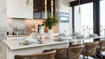 Apartamento design | Cozinha americana privada | Geladeira, micro-ondas, fogão, cooktop