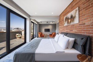 Suíte estúdio superluxo, 1 cama King, terraço | Roupas de cama antialérgicas, frigobar, cofres nos quartos, escrivaninha