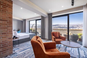 Suíte estúdio superluxo, 1 cama King, terraço | Roupas de cama antialérgicas, frigobar, cofres nos quartos, escrivaninha