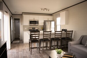 Casa de Campo Deluxe | Cozinha privada | Um frigorífico/congelador grande, um micro-ondas, um forno 