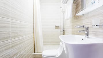 Quarto duplo standard | Banheiro | Produtos de toalete grátis, secador de cabelo, chinelos