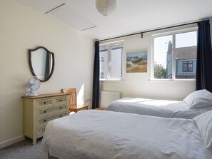 2 quartos, com decoração personalizada, com mobília individualizada 