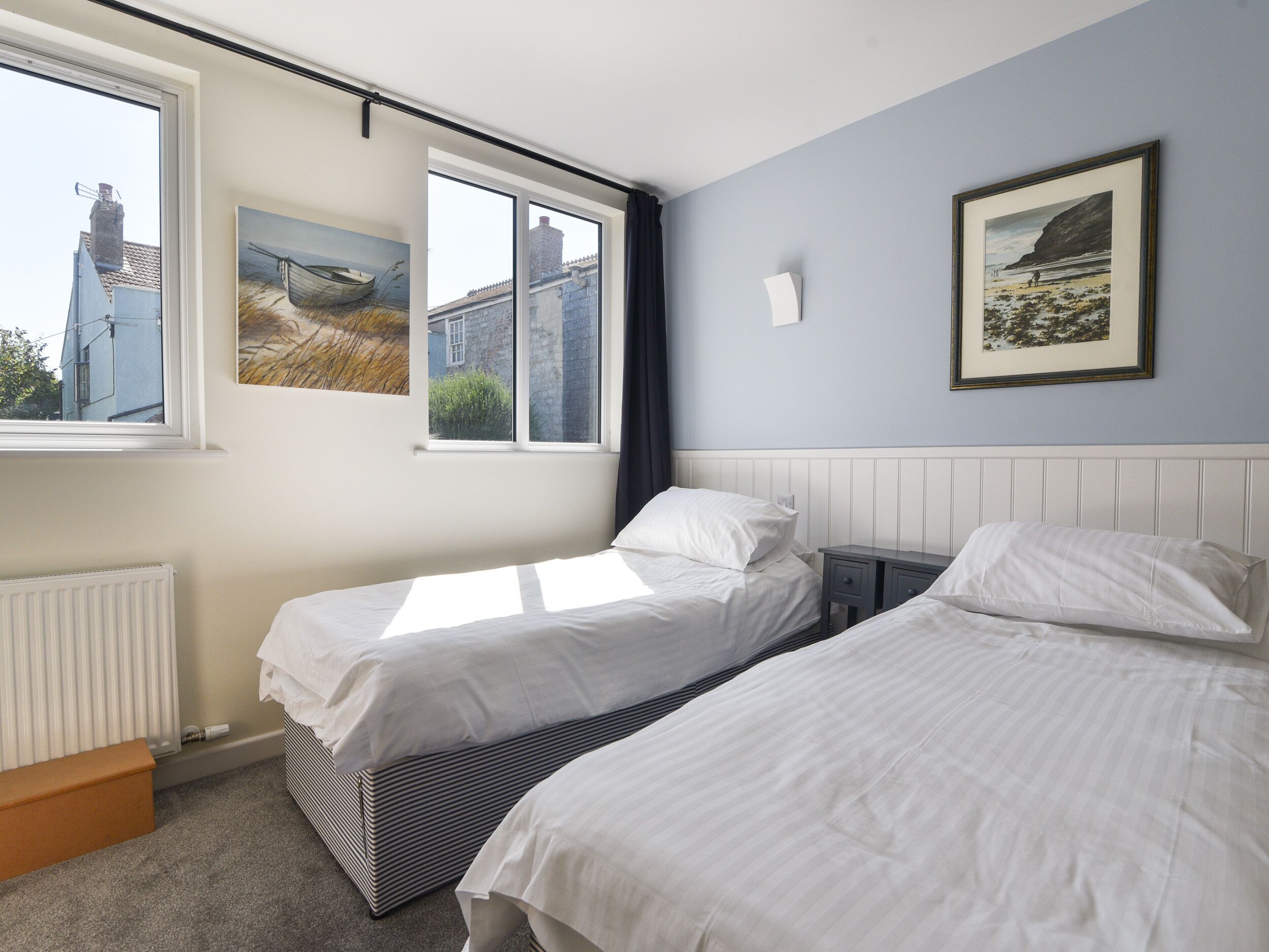 2 quartos, com decoração personalizada, com mobília individualizada 