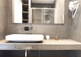 Quarto Twin Básico | Casa de banho | Um polibã, toalhas fornecidas 