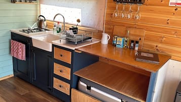 Casa de Campo | Cozinha privada | Um frigorífico, uma chaleira elétrica, utensílios de cozinha