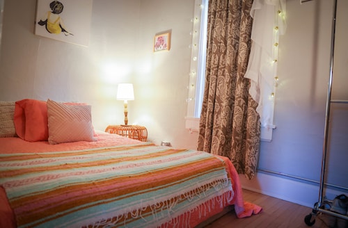 Welcoming Bungalow With Large, Fenced Dog-friendly Yard - Walk To Madison St - Chicago, IL