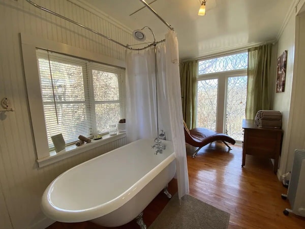 Affordable Spa-like Oasis In The Heart Of Eureka Springs - Eureka Springs, AR