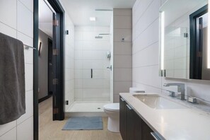 Apartamento Deluxe | Casa de banho | Um chuveiro fixo, artigos de higiene pessoal grátis 
