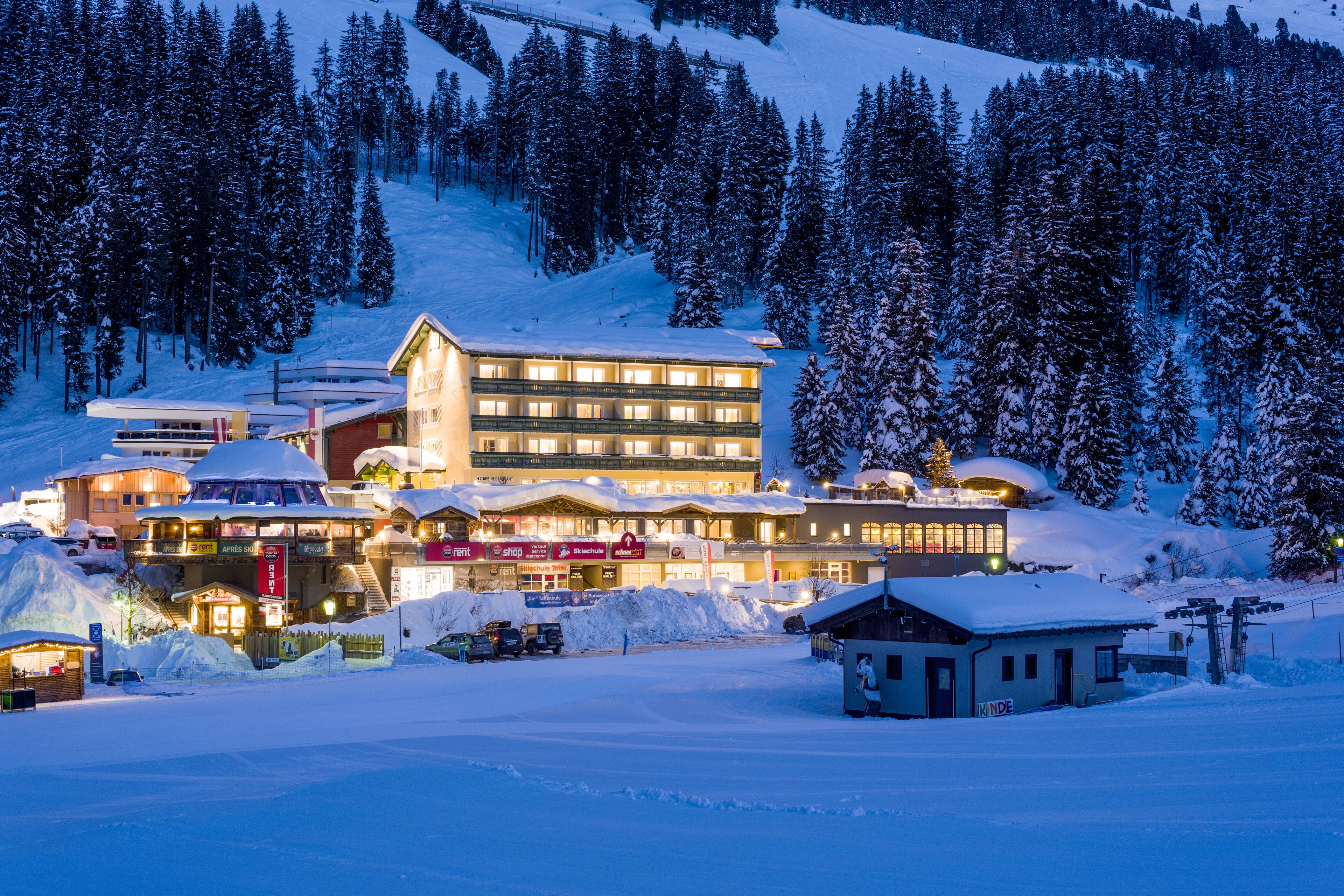 Fachada da propriedade à noite