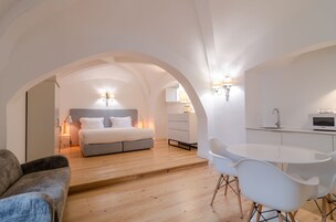 Estúdio | 1 quarto, cofre no quarto, com decoração personalizada 