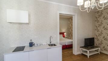 Casa de banho moderna com lavatório, espelho e chuveiro.