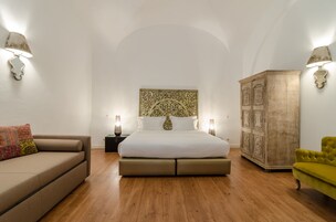 Apartamento Deluxe | Cofre no quarto, com decoração personalizada 