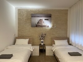 Quarto básico, 2 camas de solteiro, banheiro compartilhado | Escrivaninha, Wi-Fi de cortesia, roupa de cama