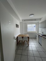 Quarto solteiro básico, 1 cama de solteiro, para não fumantes, banheiro compartilhado | Cozinha compartilhada | Fogão, cooktop, lava-louças, cafeteira/chaleira