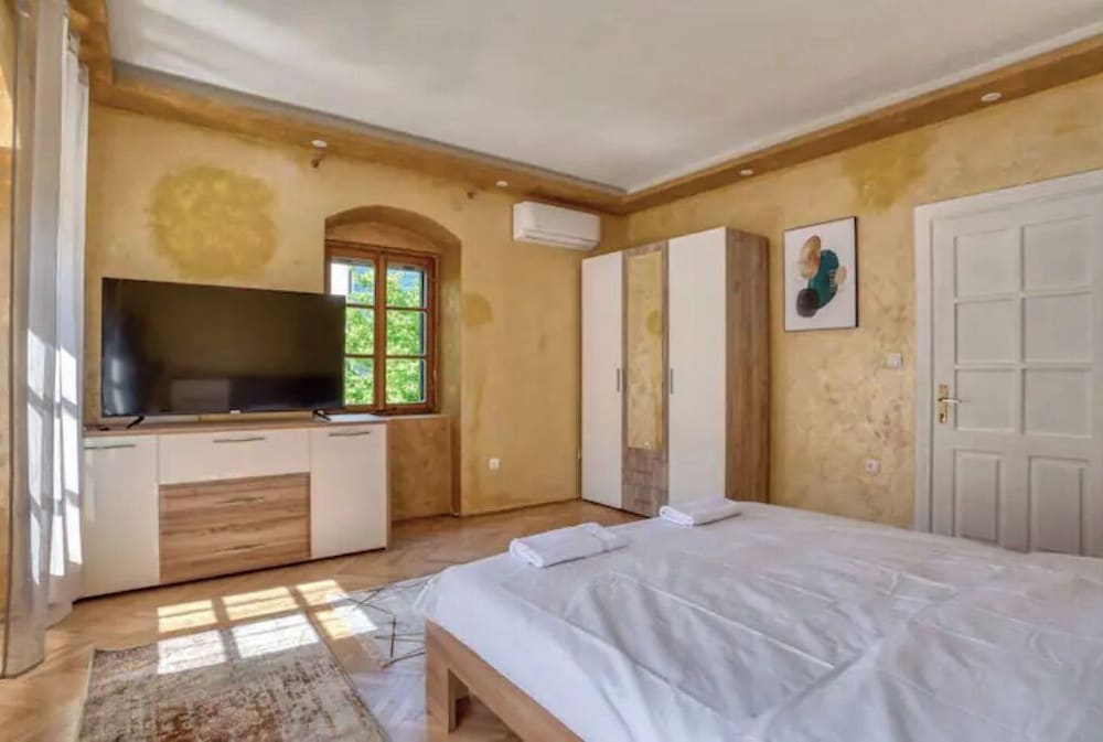 Stone Home Kotor - 4 Bedroom Beachfront House! - Kotor