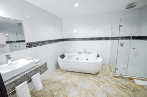 Suite-Estúdio, 1 cama king-size | Casa de banho | Um polibã, um secador de cabelo, toalhas fornecidas, sabão 