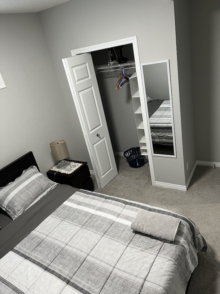 New Cozy 2 Bedrooms Lower Suite With Own Furnace Free Prkng 3min To Shc Hospital - Alberta