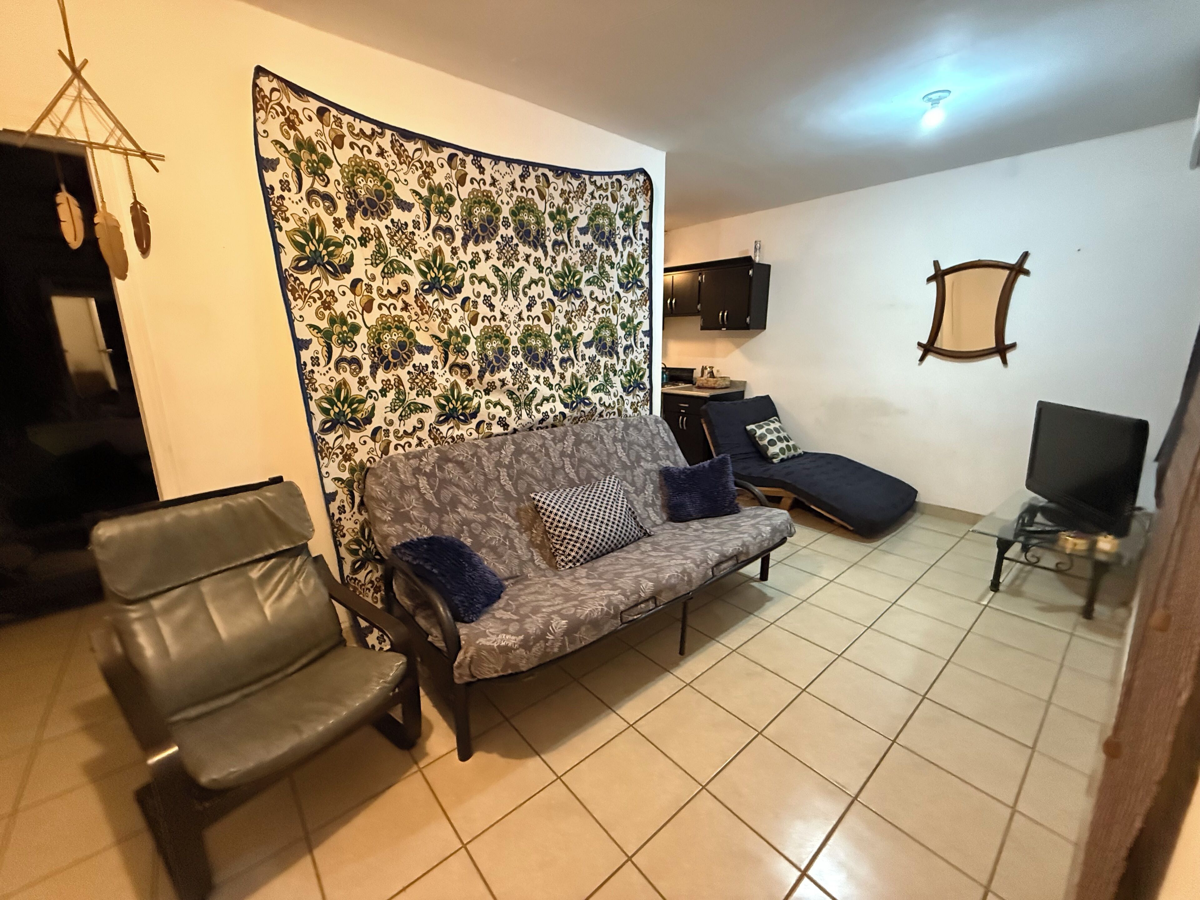 Queen Apartment with kitchenette | Sala de estar | Televisor LCD de 50 polegadas com canais digitais, televisor 