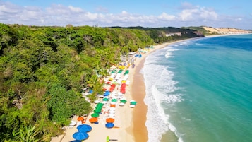 Perto da praia, areia branca, 20 bares na praia
